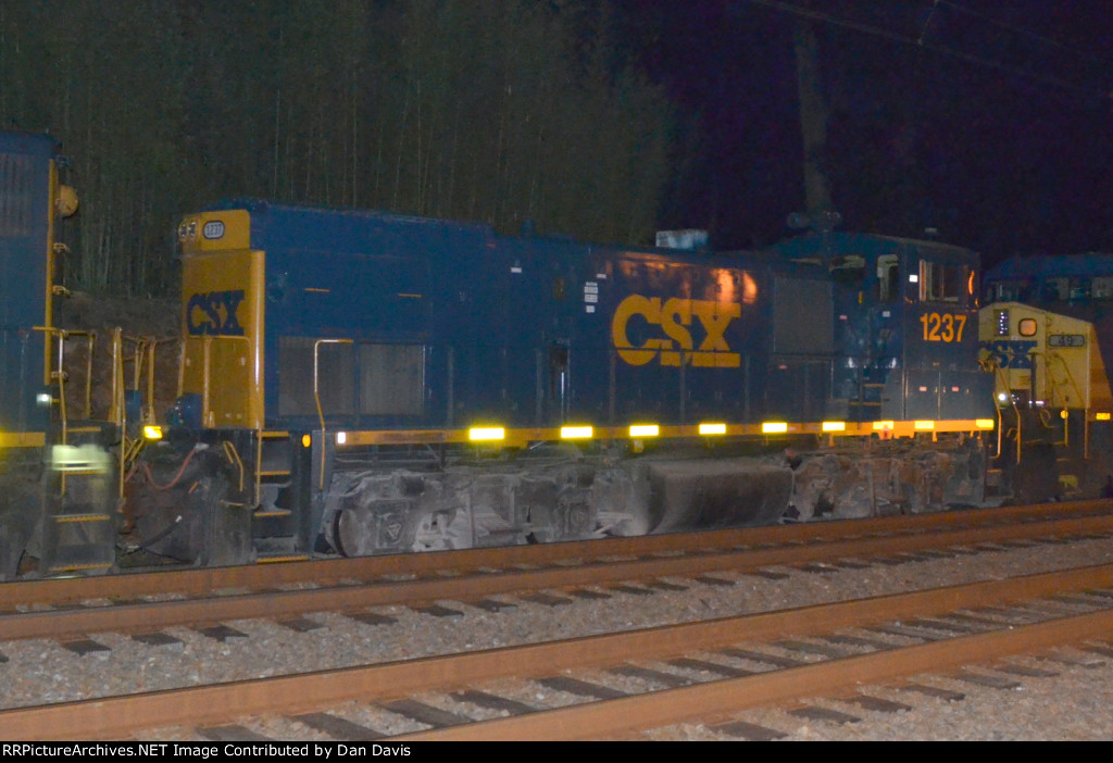 CSX MP15T 1237 trails on Q438-19
